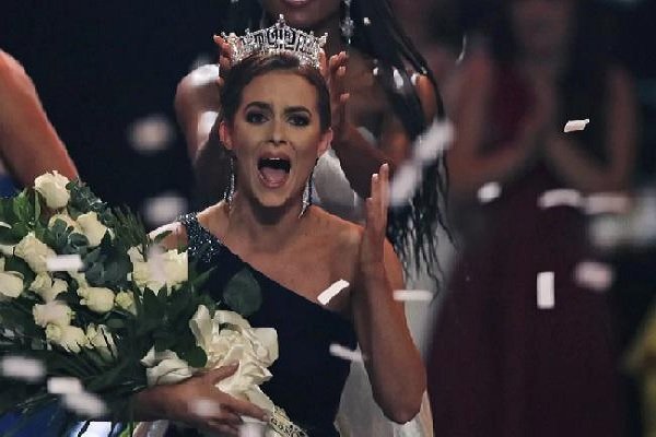 मिस अमेरिका बनी बायोकेमिस्ट कैमिल स्क्रियर - The Ample News